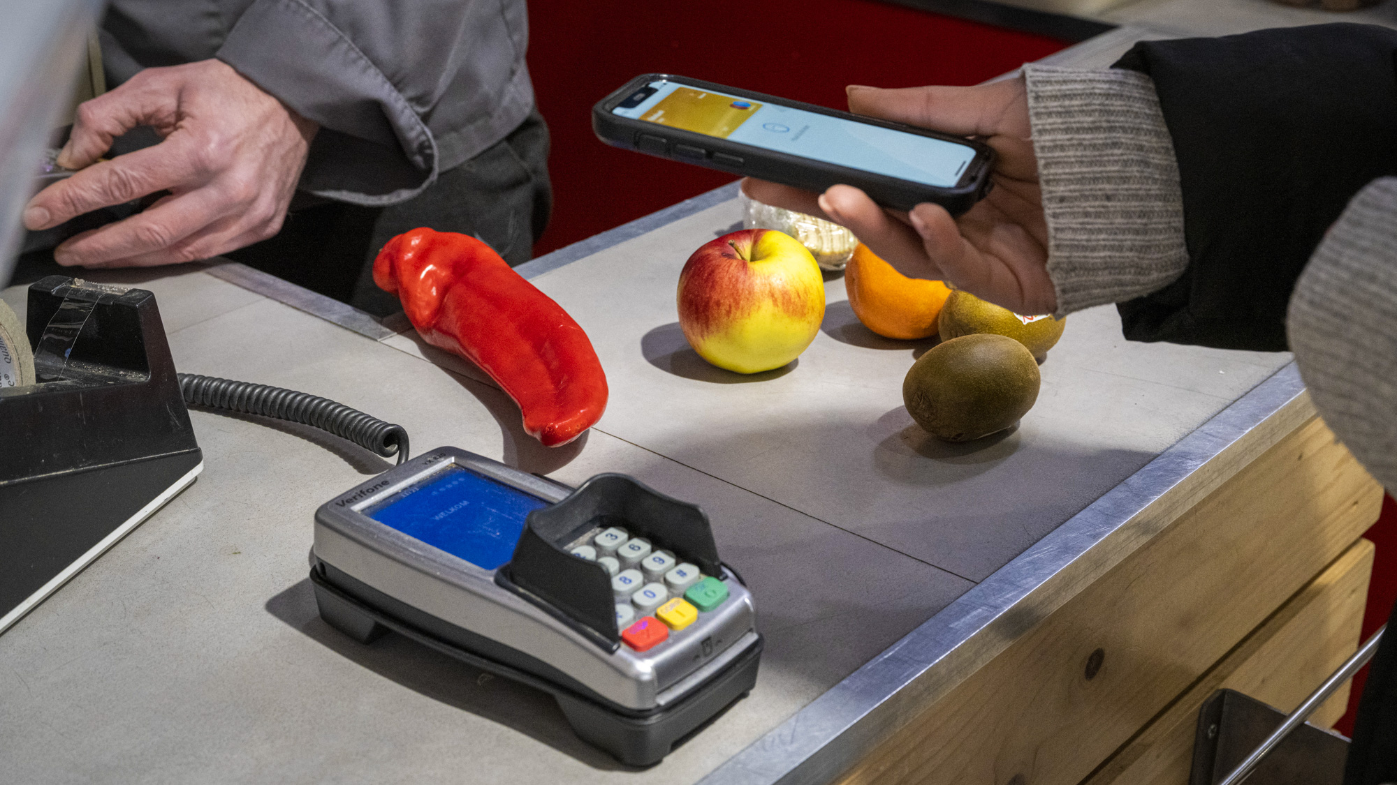Mobiel betalen even populair als contant geld aan de kassa | De ...
